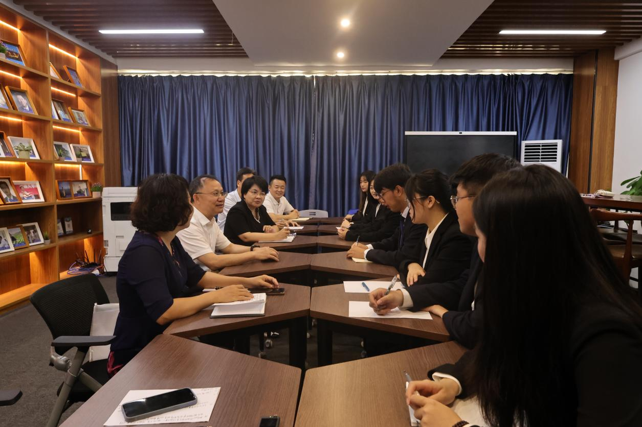 Luo Qingming Meets with the Winning Team of ICC Moot Court Competition ...